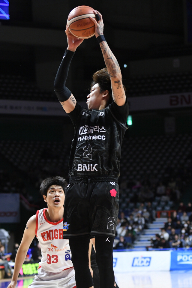 [포토뉴스] KCC, SK에 연장 분패… 10승 13패로 7위 그쳐 - 부산일보